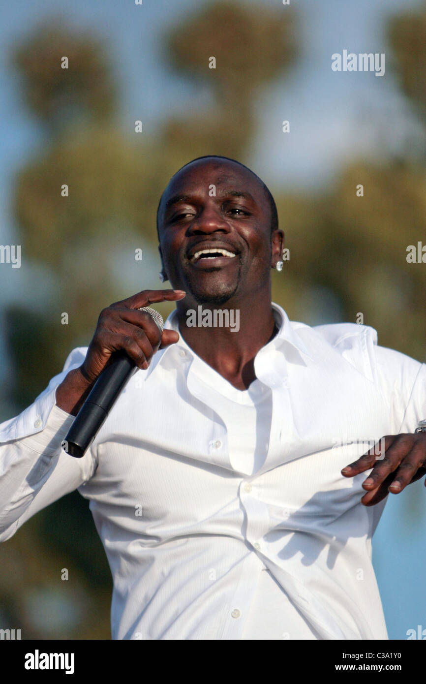 Akon performing on the set of his new music video. Soweto, South Africa ...