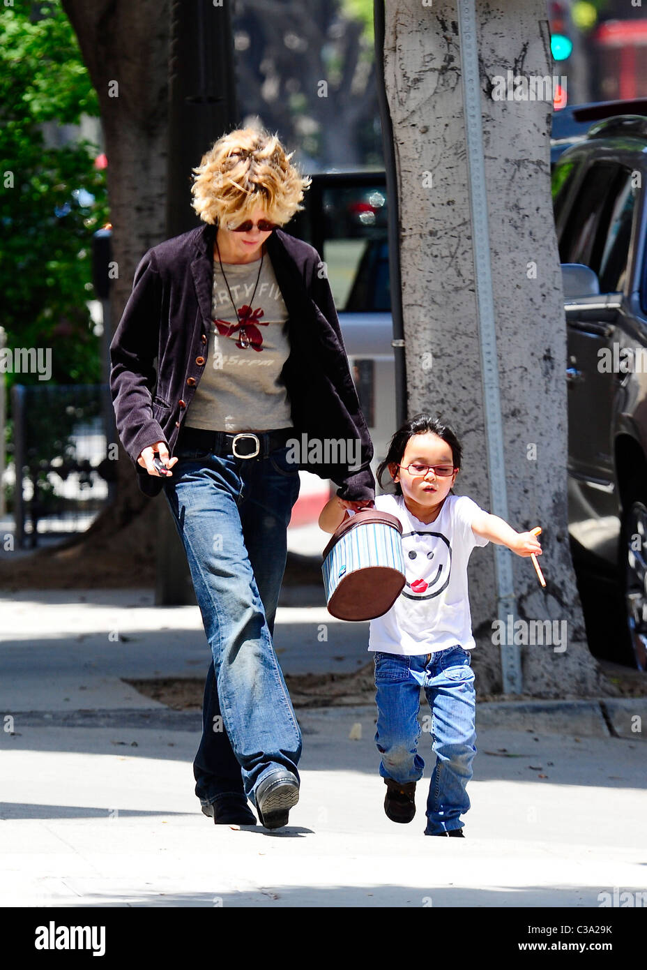 Meg Ryan picks up her adopted daughter, Daisy, from school in Santa ...