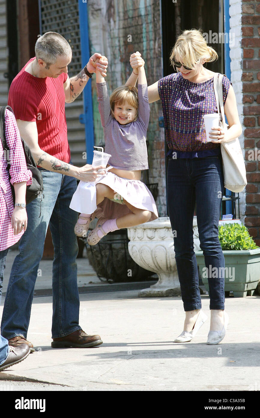 Michelle Williams and Matilda Ledger out and about in Brooklyn enjoying ...