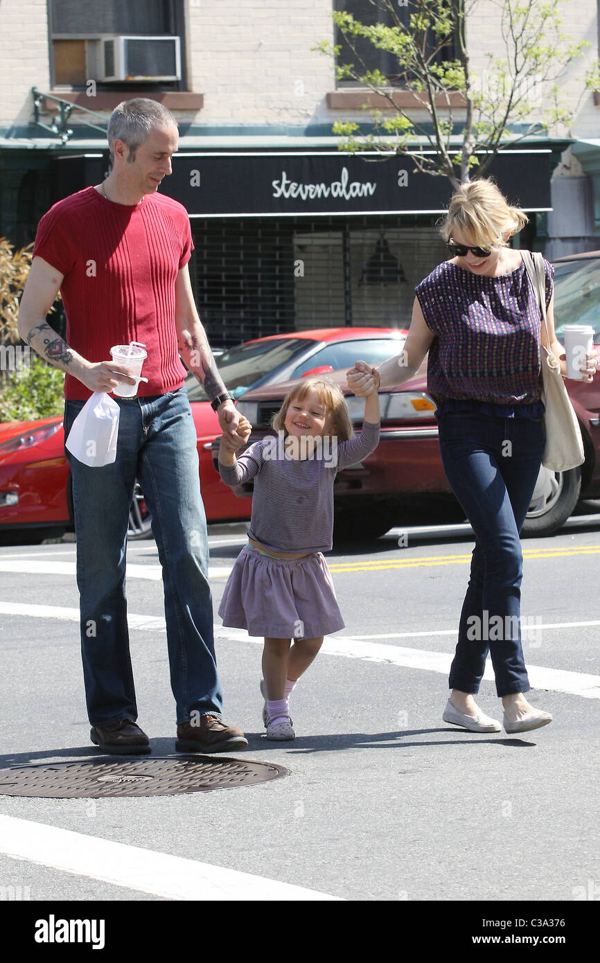 Michelle Williams and Matilda Ledger out and about in Brooklyn enjoying ...