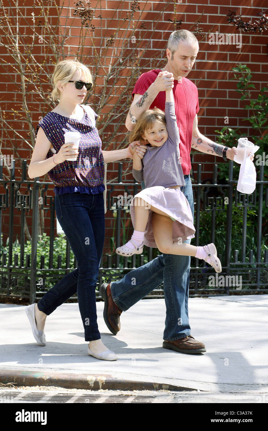 Michelle Williams and Matilda Ledger out and about in Brooklyn enjoying ...
