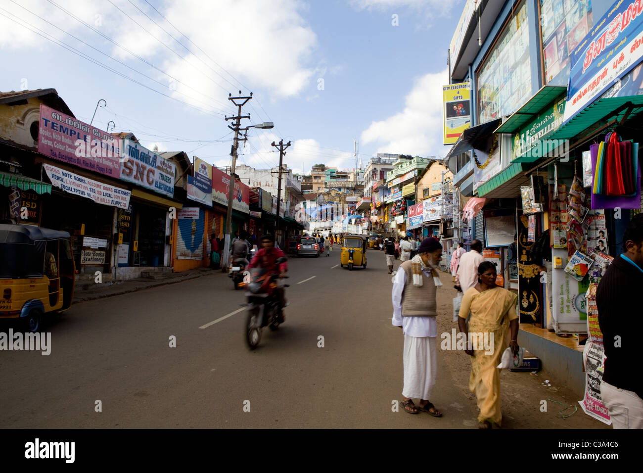 Busy indian street hi-res stock photography and images - Alamy