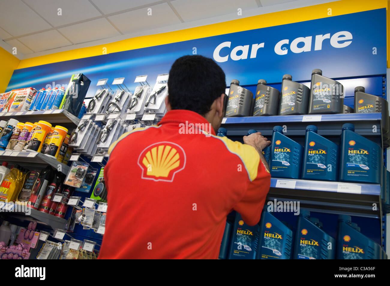 The Shell garage at Beaconsfield services, just off the M40 Stock Photo ...