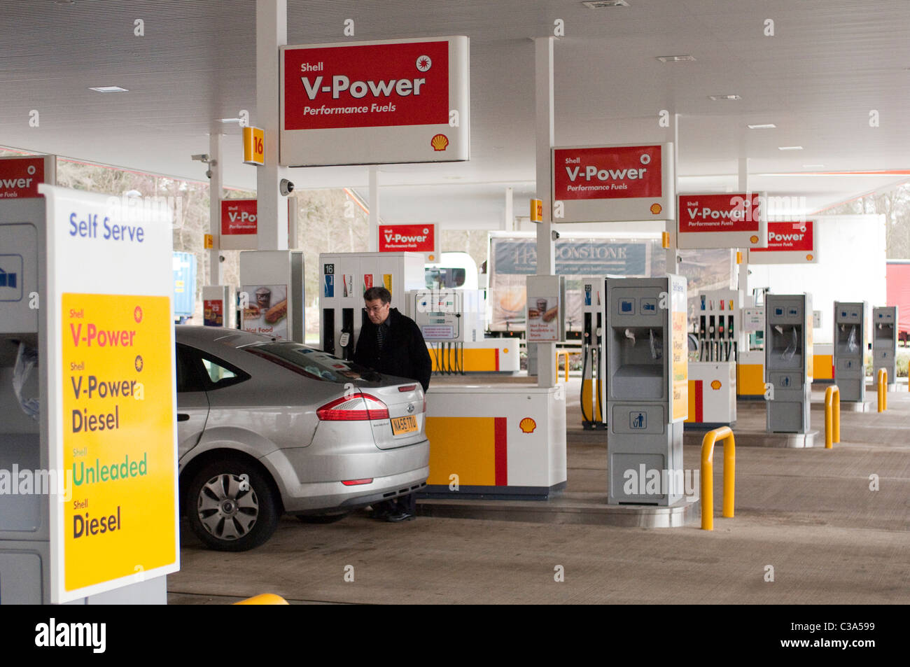 The Shell garage at Beaconsfield services, just off the M40 Stock Photo ...