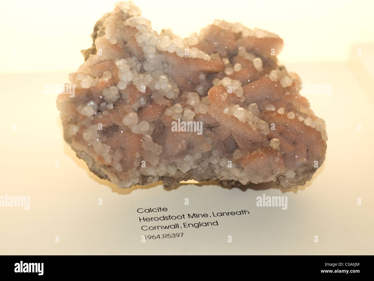 Calcite crystal white hi-res stock photography and images - Alamy