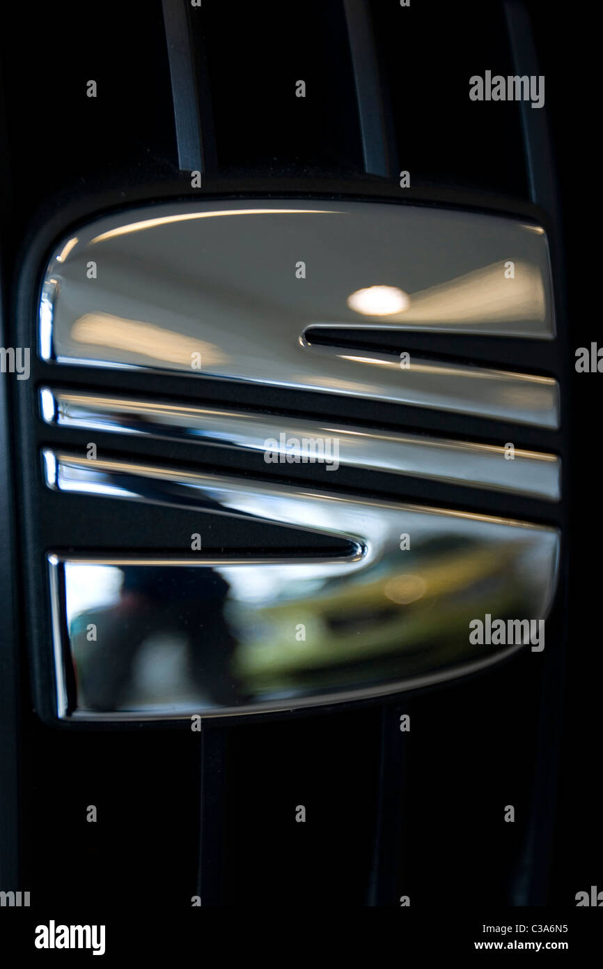 The SEAT emblem that adorns the front of their cars Stock Photo - Alamy