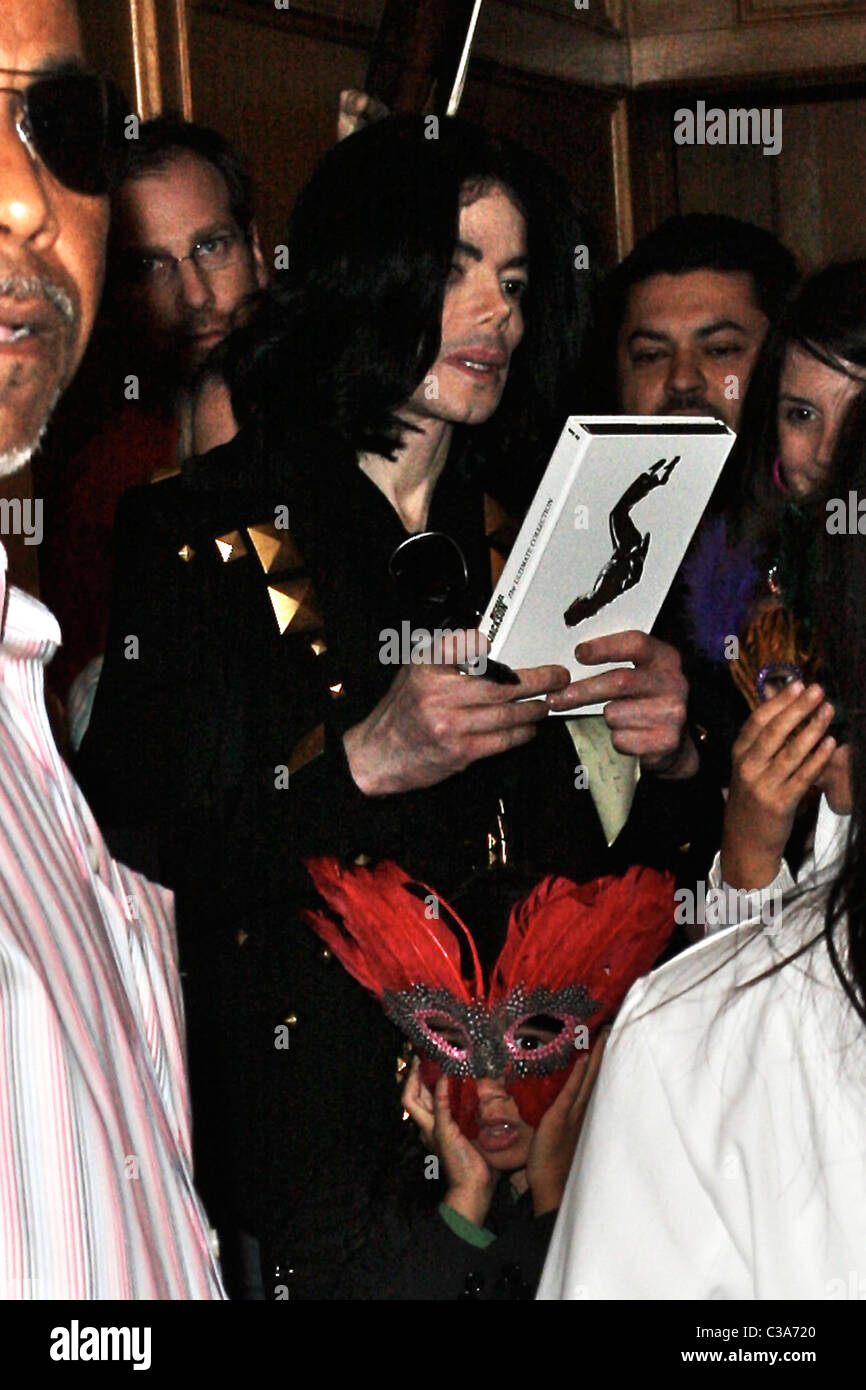 Michael Jackson and his son Blanket leave a medical building through an ...