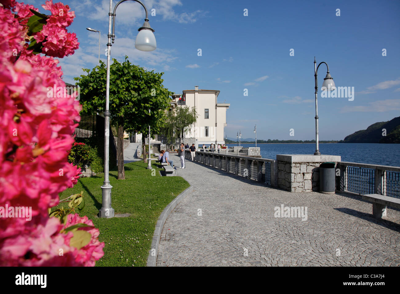 Lakefront promenade hi-res stock photography and images - Alamy