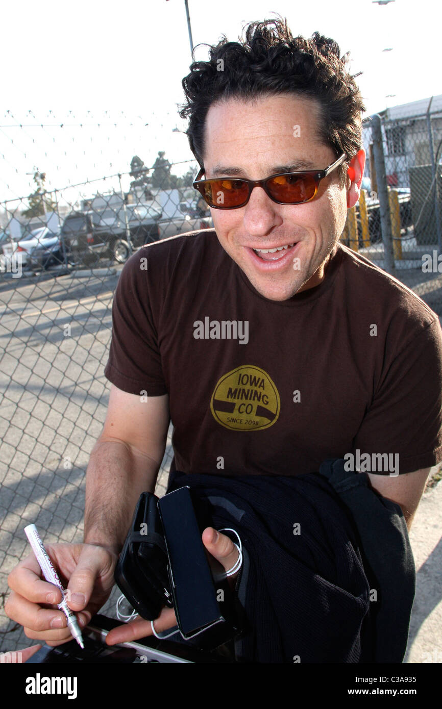 Star Trek' director JJ Abrams signing autographs for fans while leaving ...