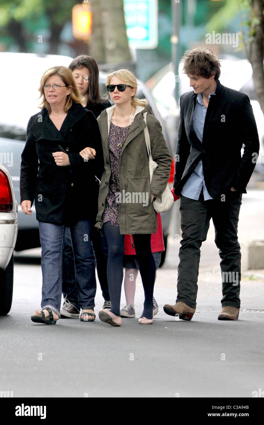 Mother carla williams michelle williams hi-res stock photography and ...