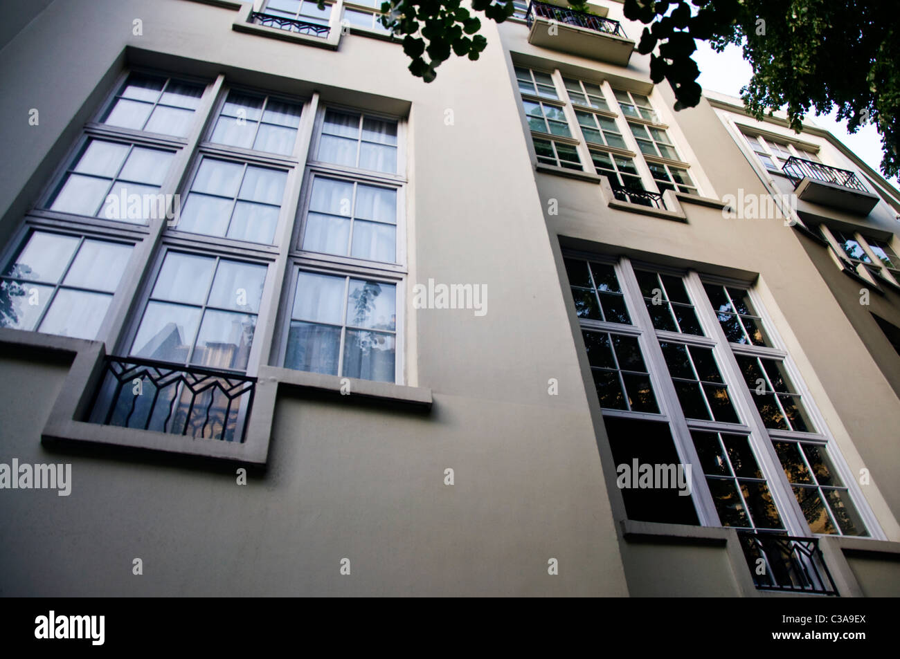 Studios large north facing windows hi-res stock photography and images ...