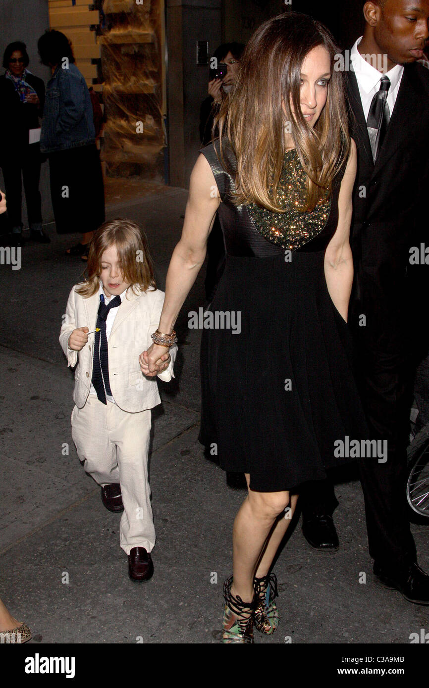 James Wilkie Broderick and Sarah Jessica Parker leaving Tibor de Nagy ...