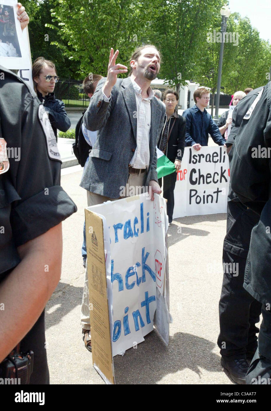 Protesters Pro- and anti-Israel protesters clash outside of the White ...