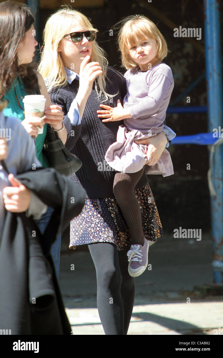 Michelle williams daughter matilda ledger hi-res stock photography and ...