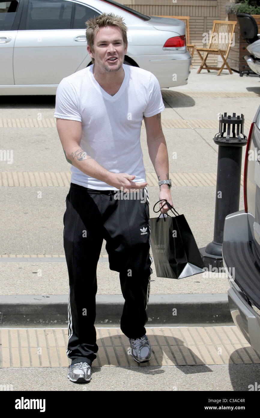 Mark McGrath Sugar Ray frontman leaving Barneys New York after shopping ...