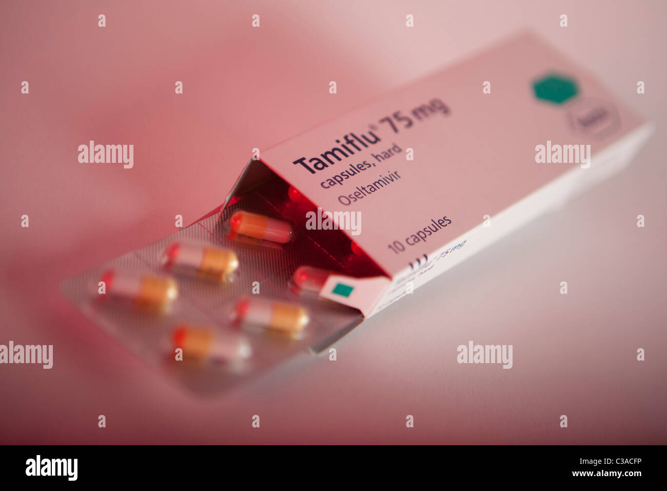 Illustrative image of a Tamiflu box and tablets Stock Photo - Alamy
