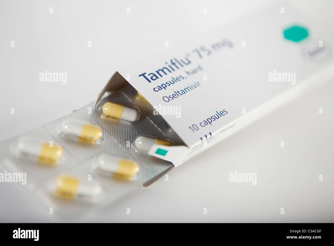 Illustrative image of a Tamiflu box and tablets Stock Photo - Alamy
