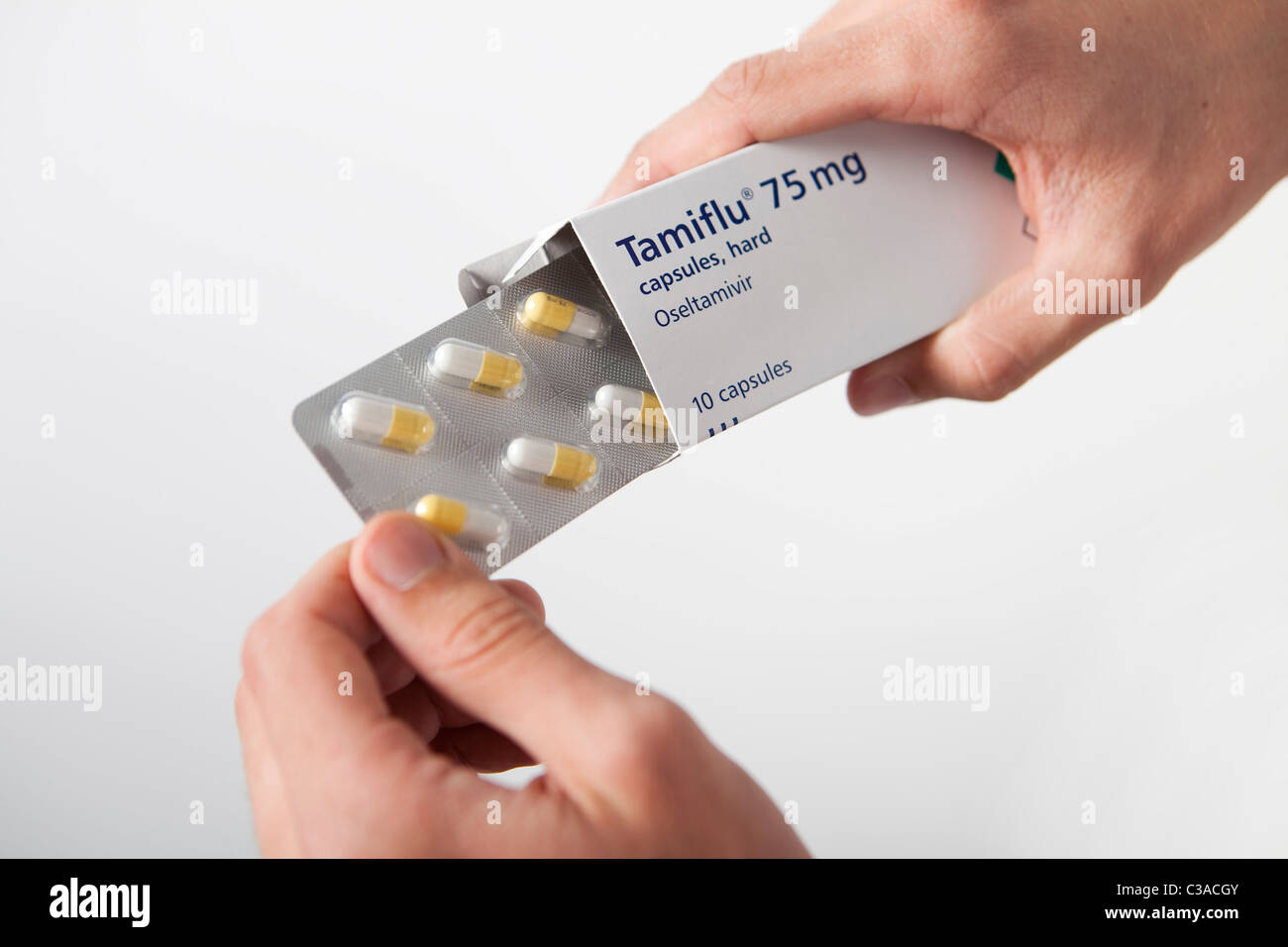 Illustrative image of a Tamiflu box and tablets Stock Photo - Alamy