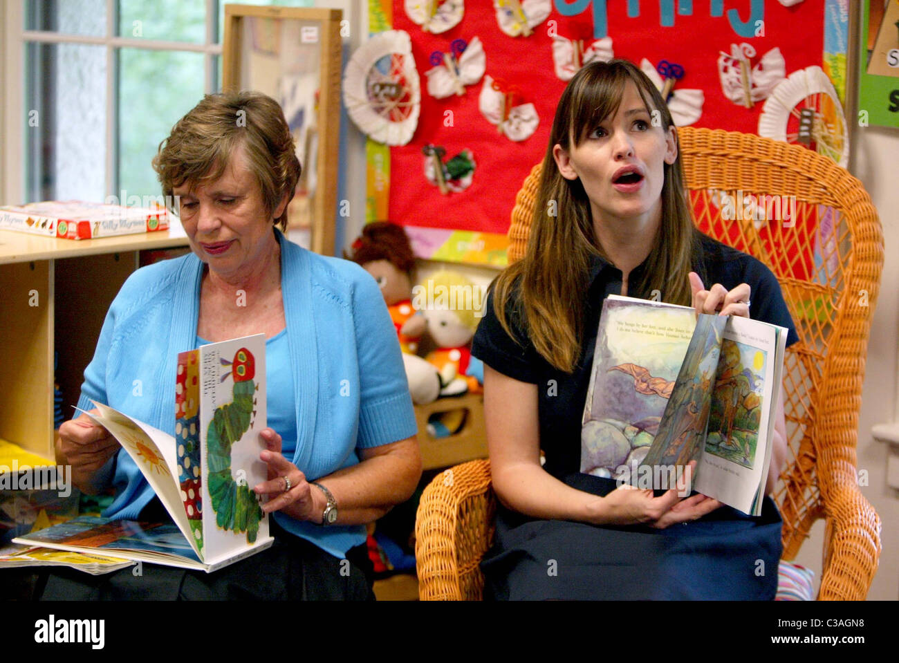 Pat Garner and Jennifer Garner read to school children to help to ...