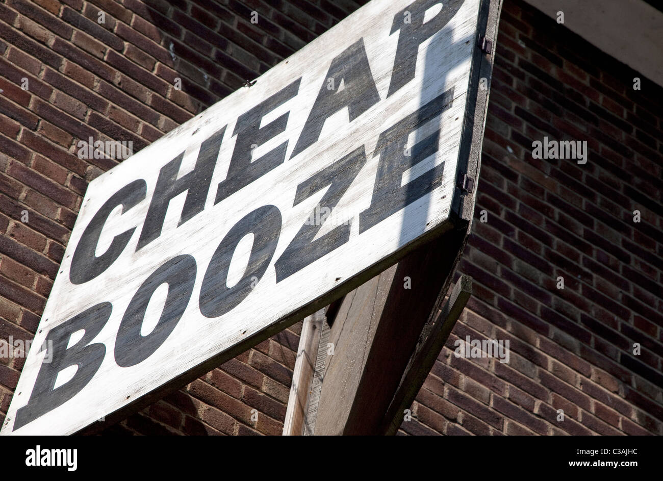 Off licence and sign hi-res stock photography and images - Alamy