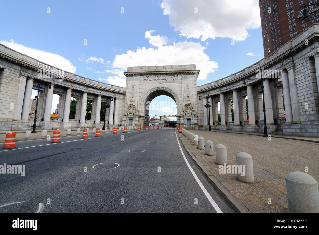The Manhattan Bridge entrance in New York City Stock Photo - Alamy