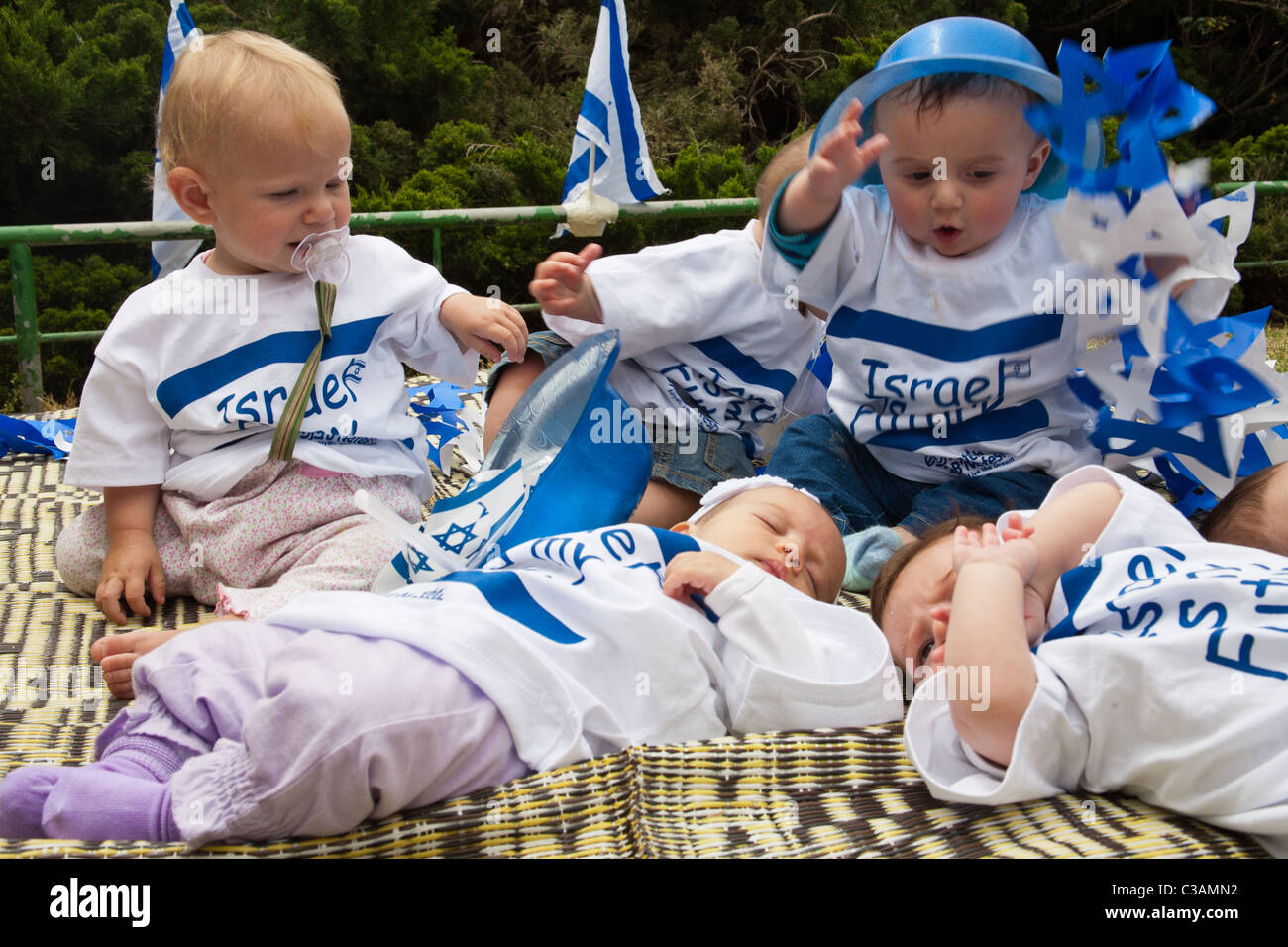 A morning in the park with babies born in the last year to new Israeli ...