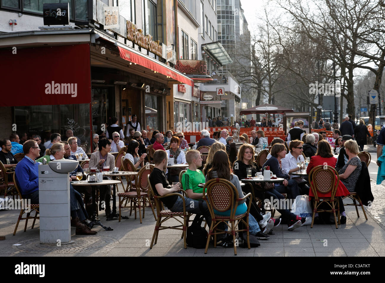 Berlin, Alt Berliner Biersalon, sidewalk cafe, many tourists. D - 10771 ...