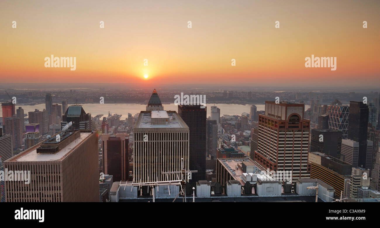 Sunset view new york skyline hi-res stock photography and images - Alamy