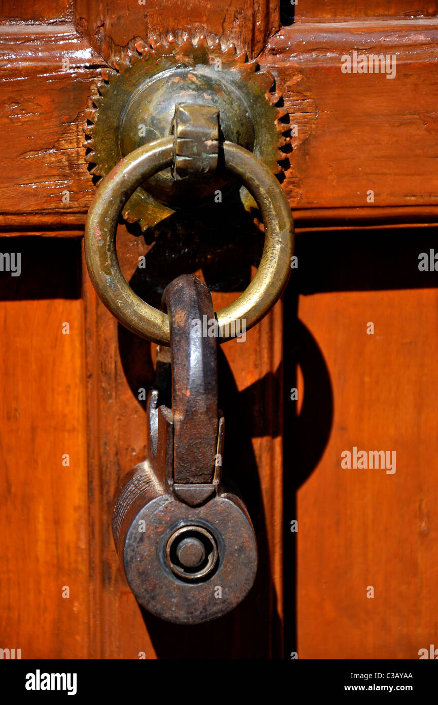 Old lock system hi-res stock photography and images - Alamy