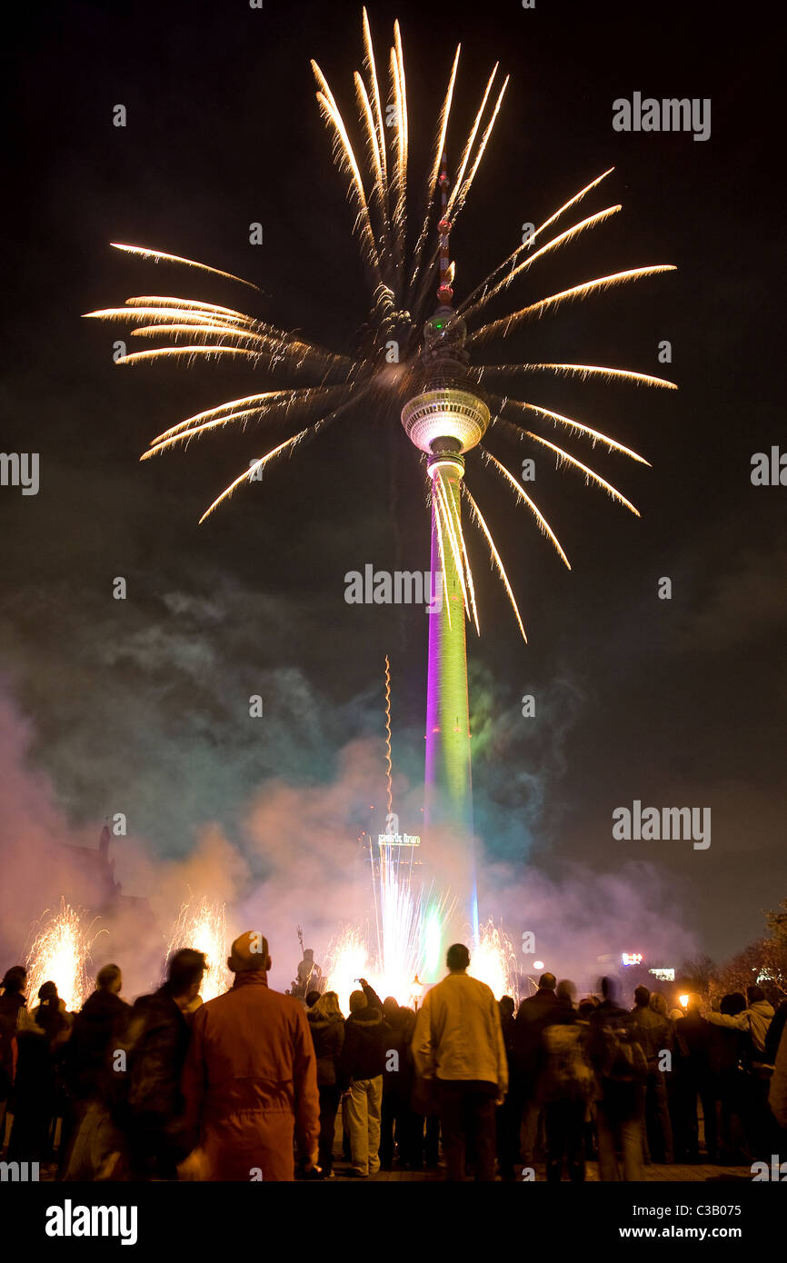Light tower with floodlights hi-res stock photography and images - Alamy
