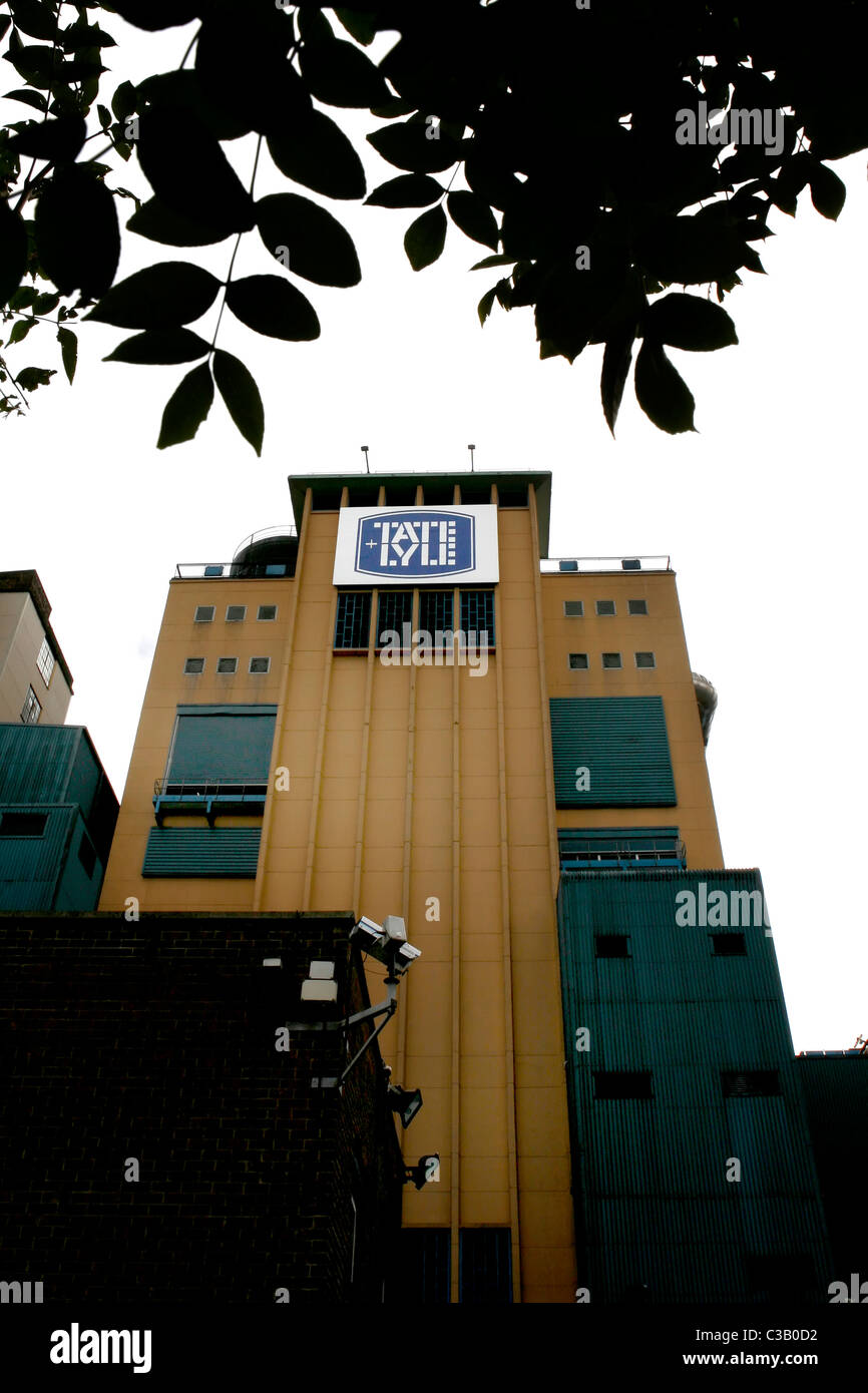 View of the Tate & Lyle factory in London with the compnay's sign Stock ...