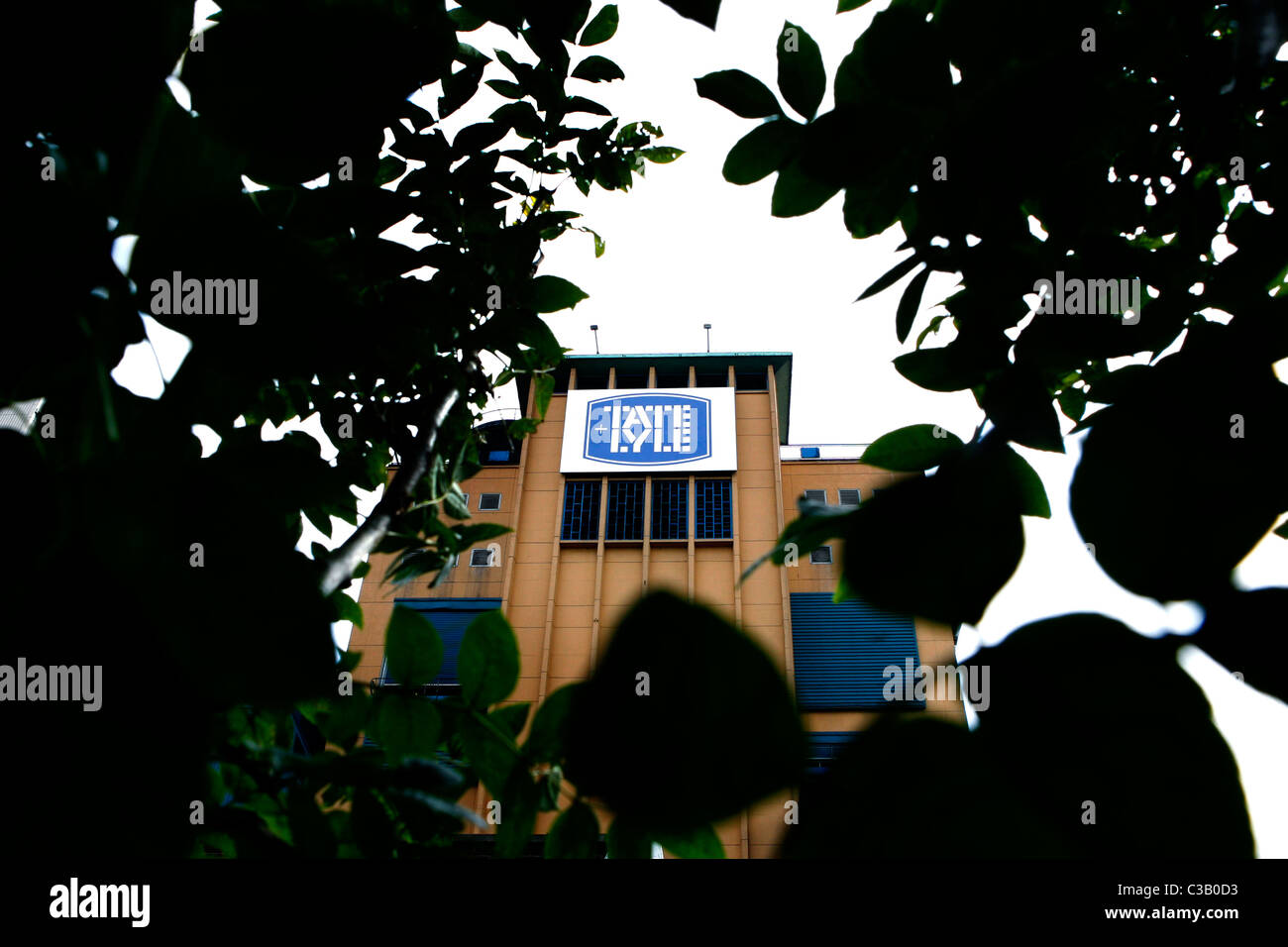 View of the Tate & Lyle factory in London with the compnay's sign Stock ...