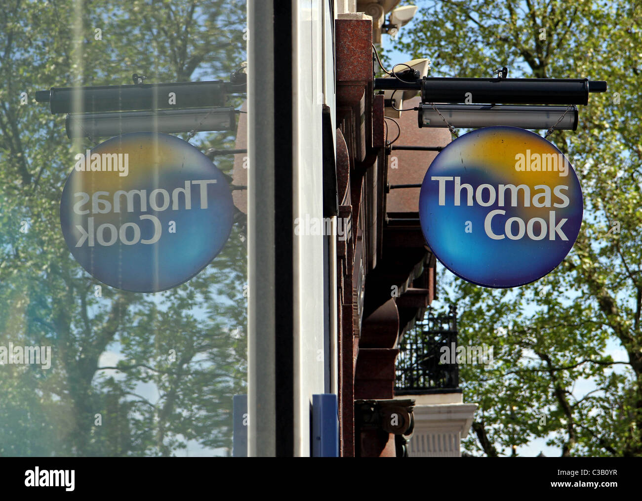 The exterior of a Thomas Cook travel agents Stock Photo - Alamy