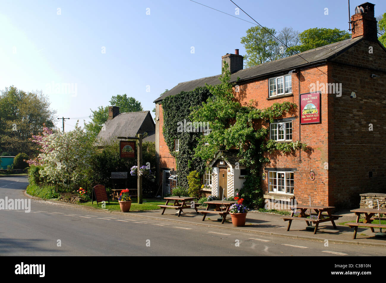 Pear tree inn hook norton hi-res stock photography and images - Alamy
