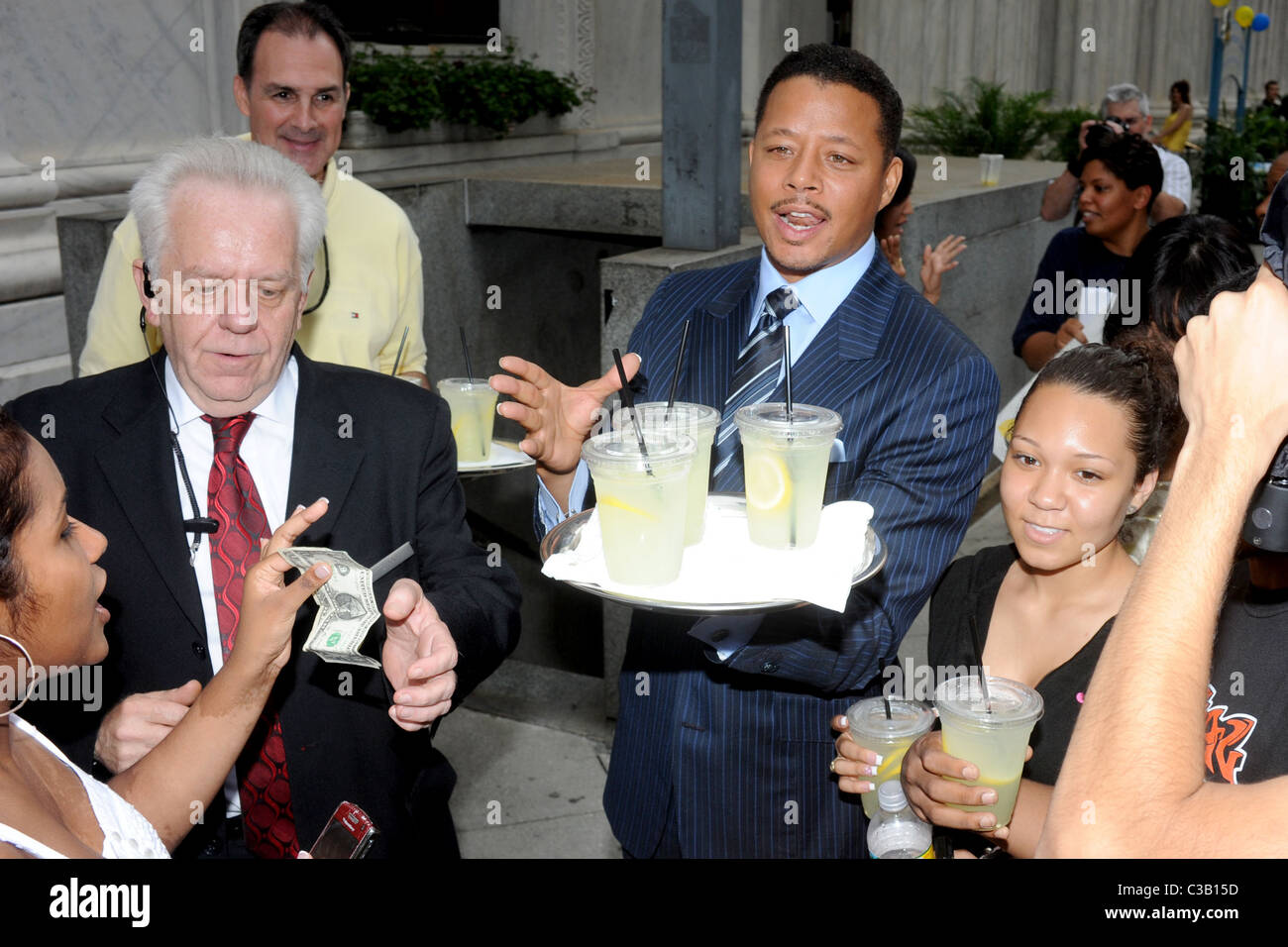 Terrence Howard sells lemonade outside of the Ritz-Carlton to raise ...