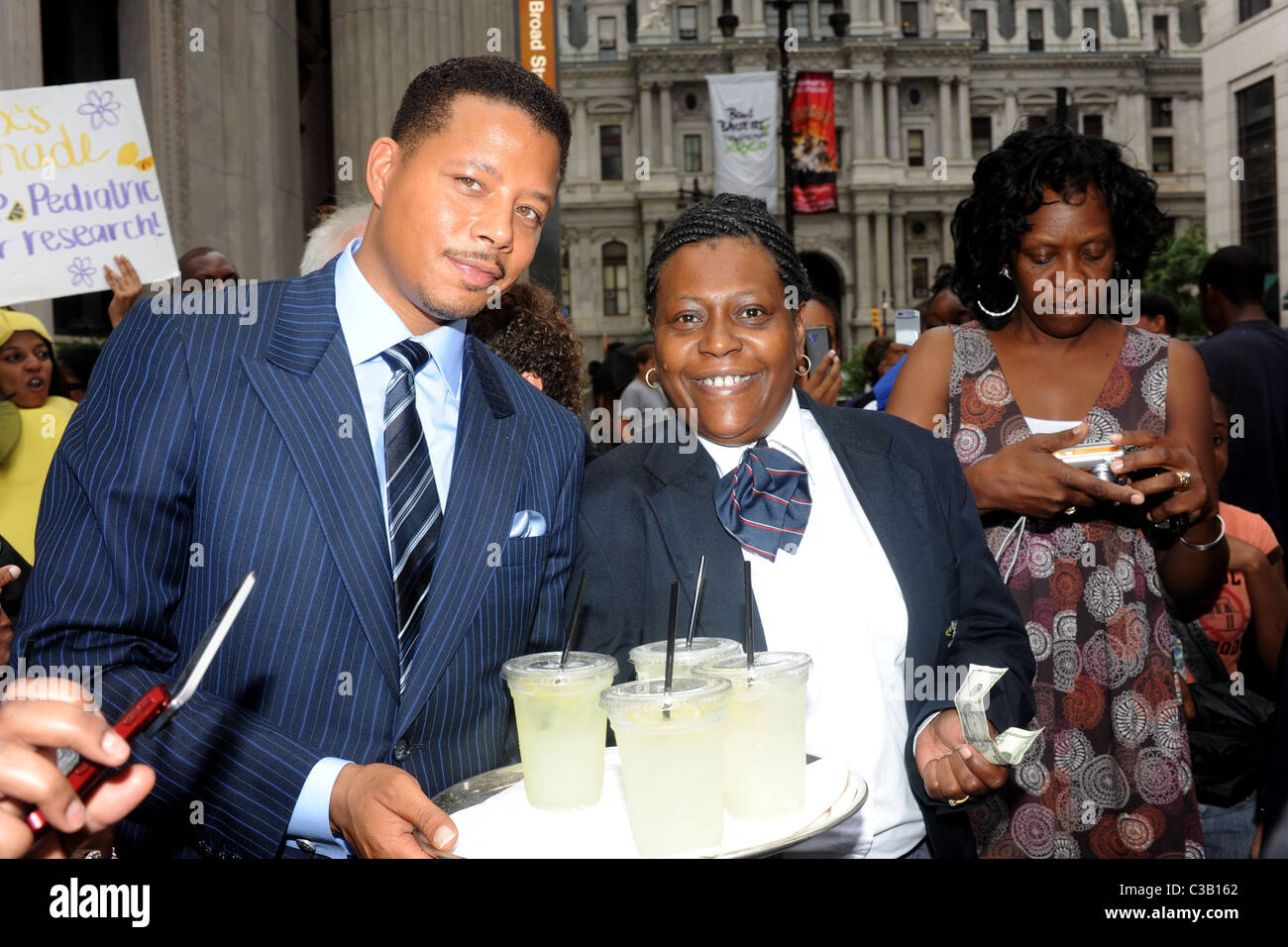 Terrence Howard sells lemonade outside of the Ritz-Carlton to raise ...