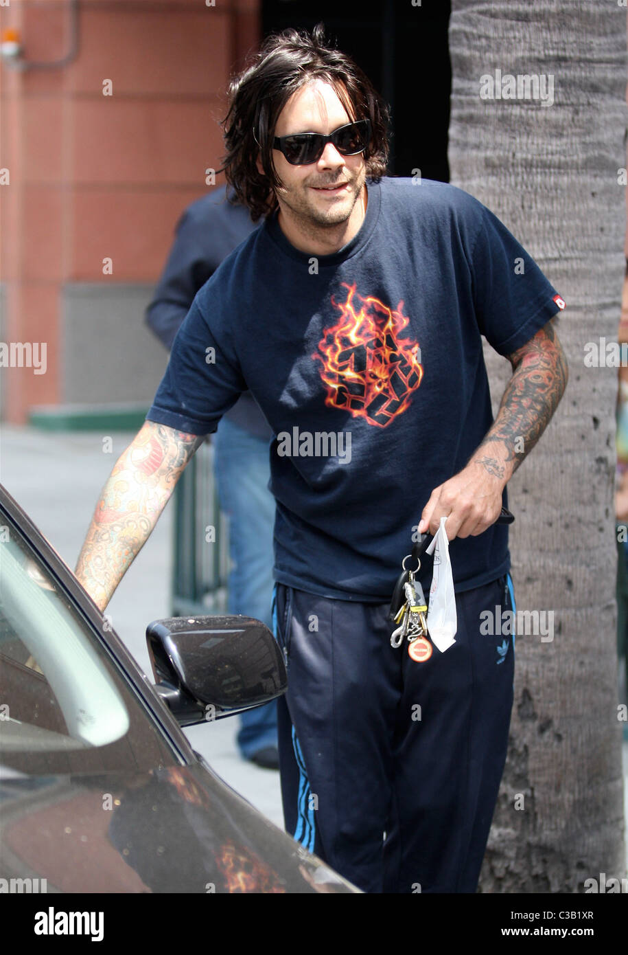 Carmen Electra's rocker fiance Rob Patterson gets a parking ticket ...