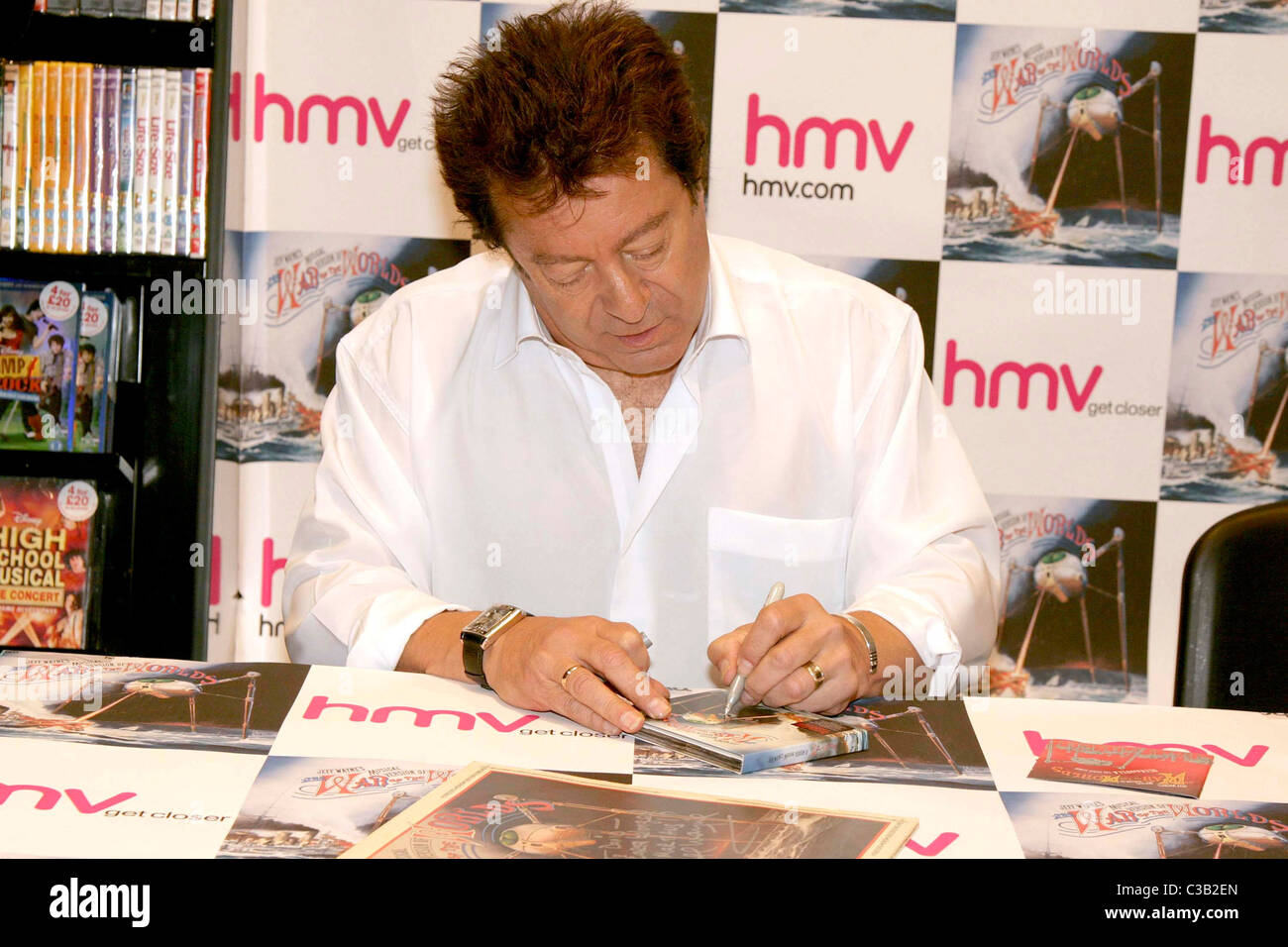 Jeff Wayne signs copies of the 30th anniversary edition of 'Jeff Wayne ...