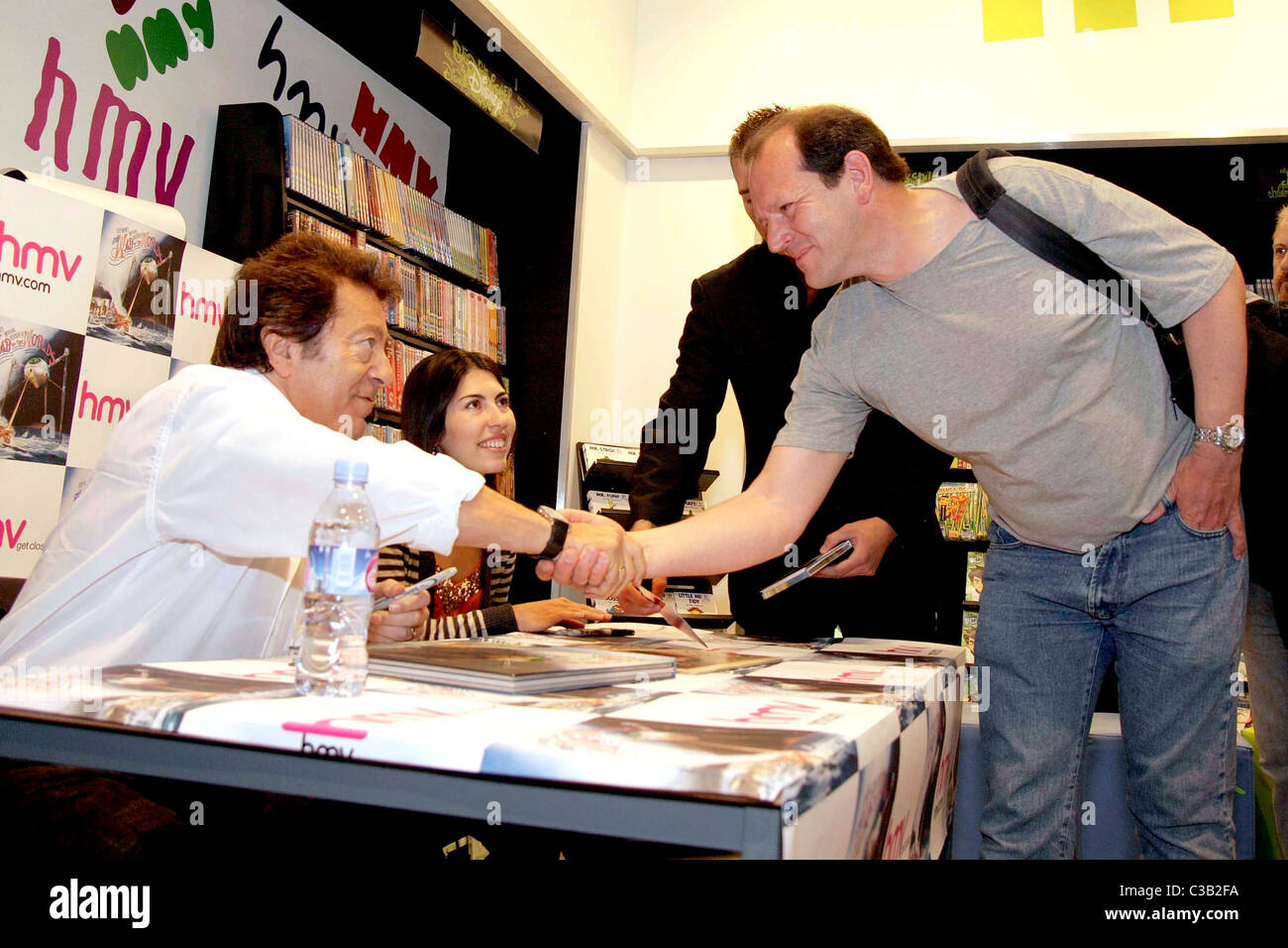 Jeff Wayne signs copies of the 30th anniversary edition of 'Jeff Wayne ...