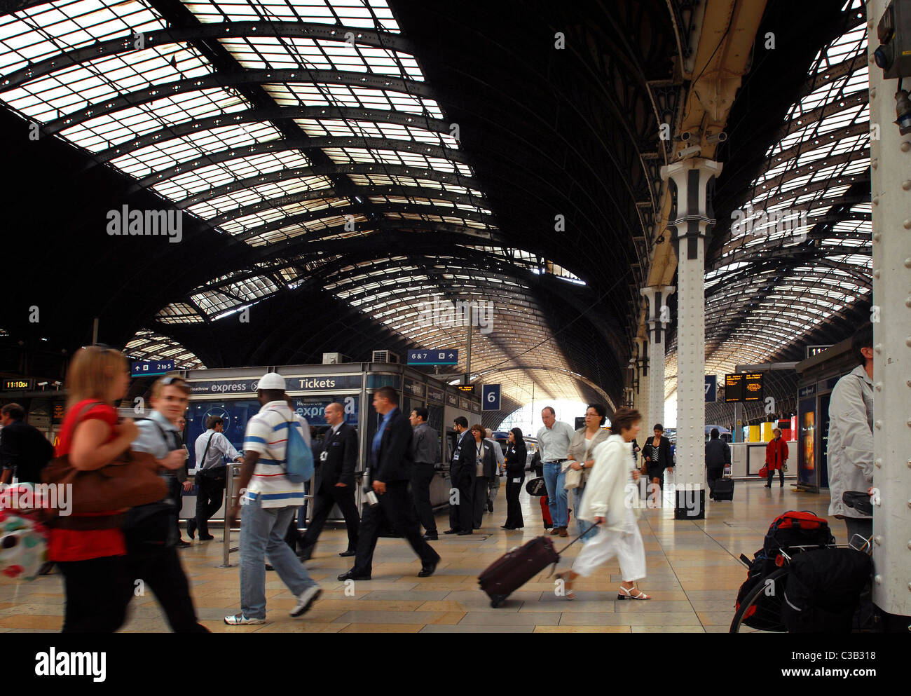 Boarding train at paddington station hi-res stock photography and ...