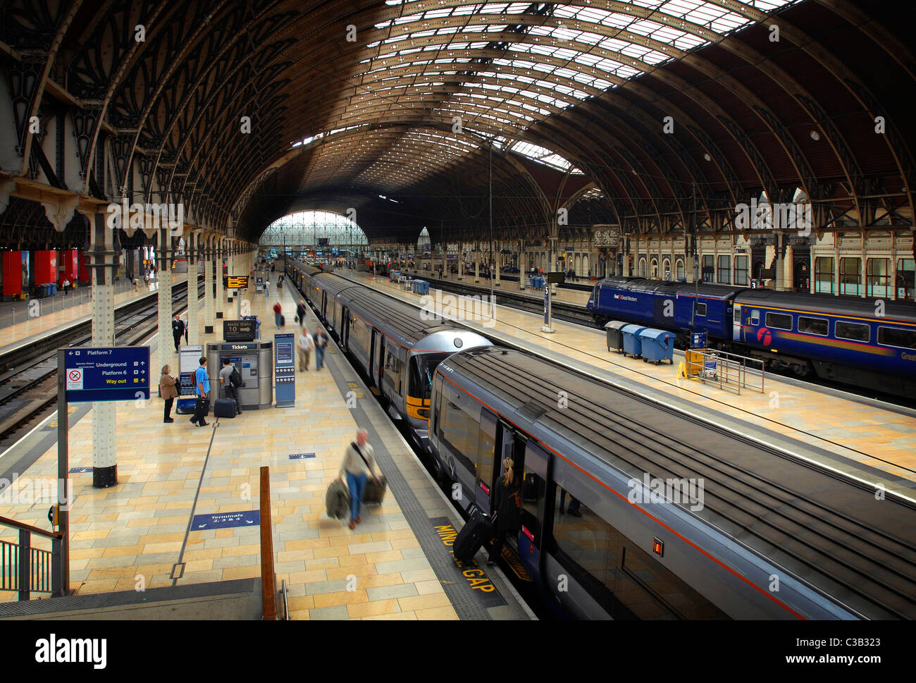 Boarding train at paddington station hi-res stock photography and ...