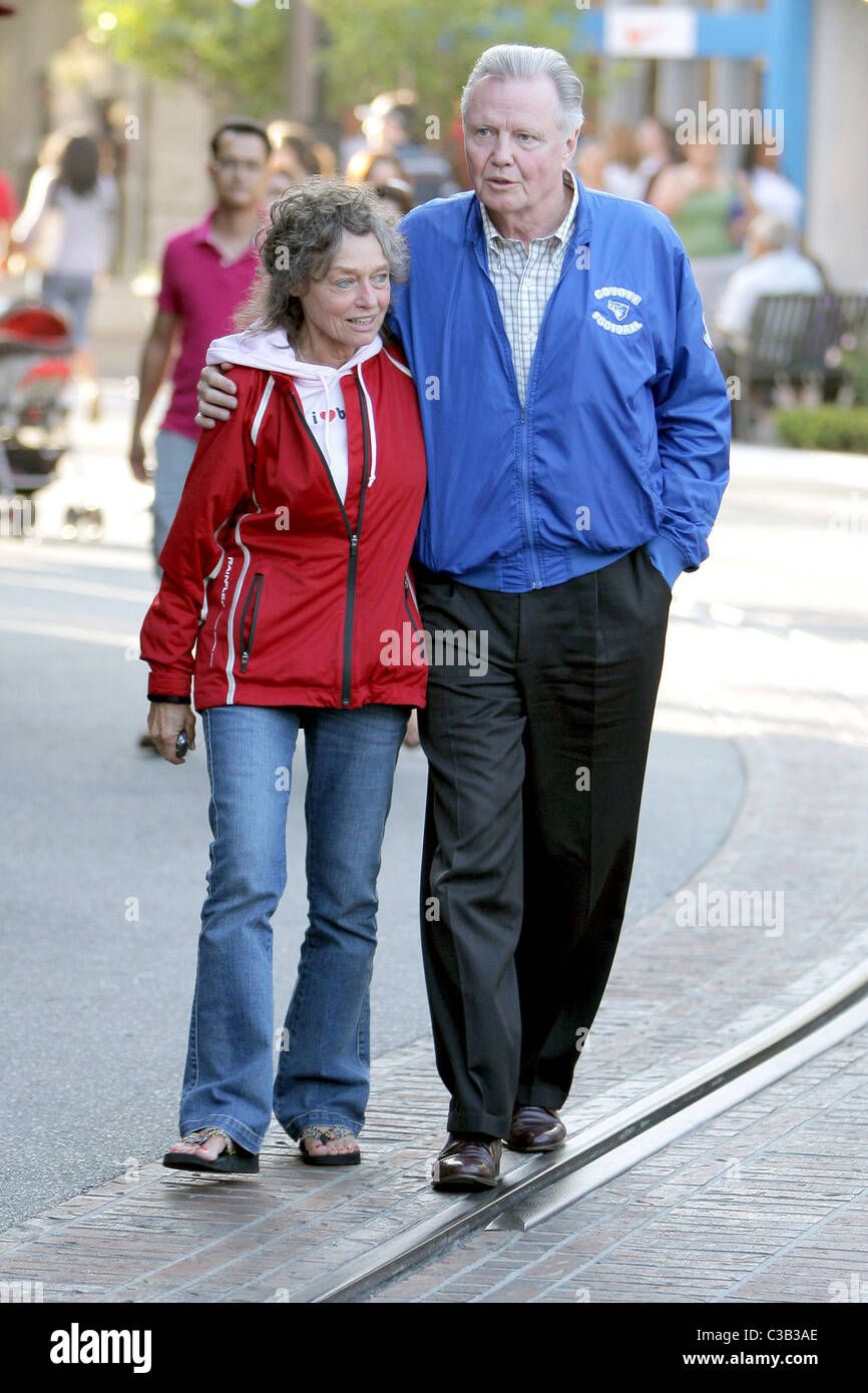 Jon Voight has dinner with a female friend at The Farm of Beverly Hills ...