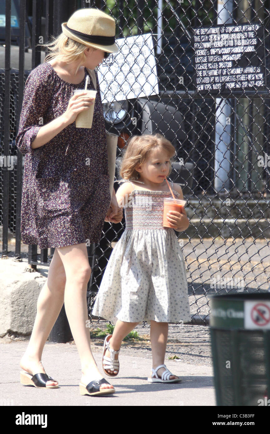 Michelle Williams With Daughter Matilda High Resolution Stock ...