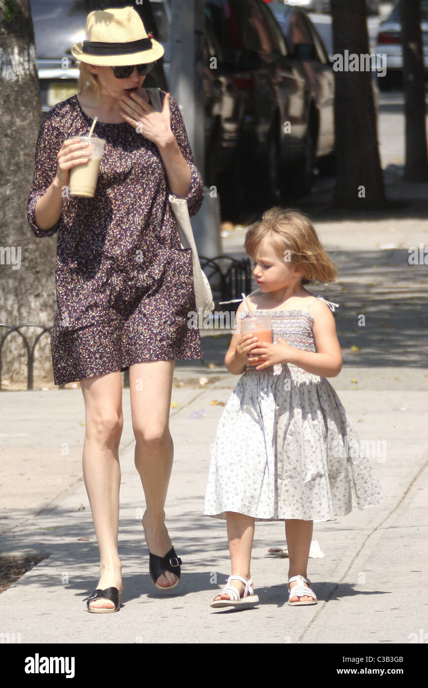 Michelle Williams and her daughter Matilda go out for a morning coffee ...