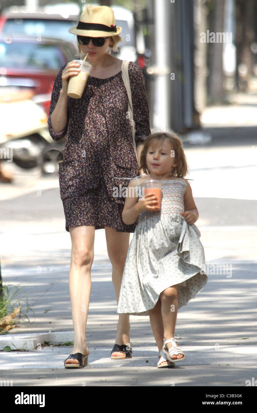 Michelle Williams and her daughter Matilda go out for a morning coffee ...