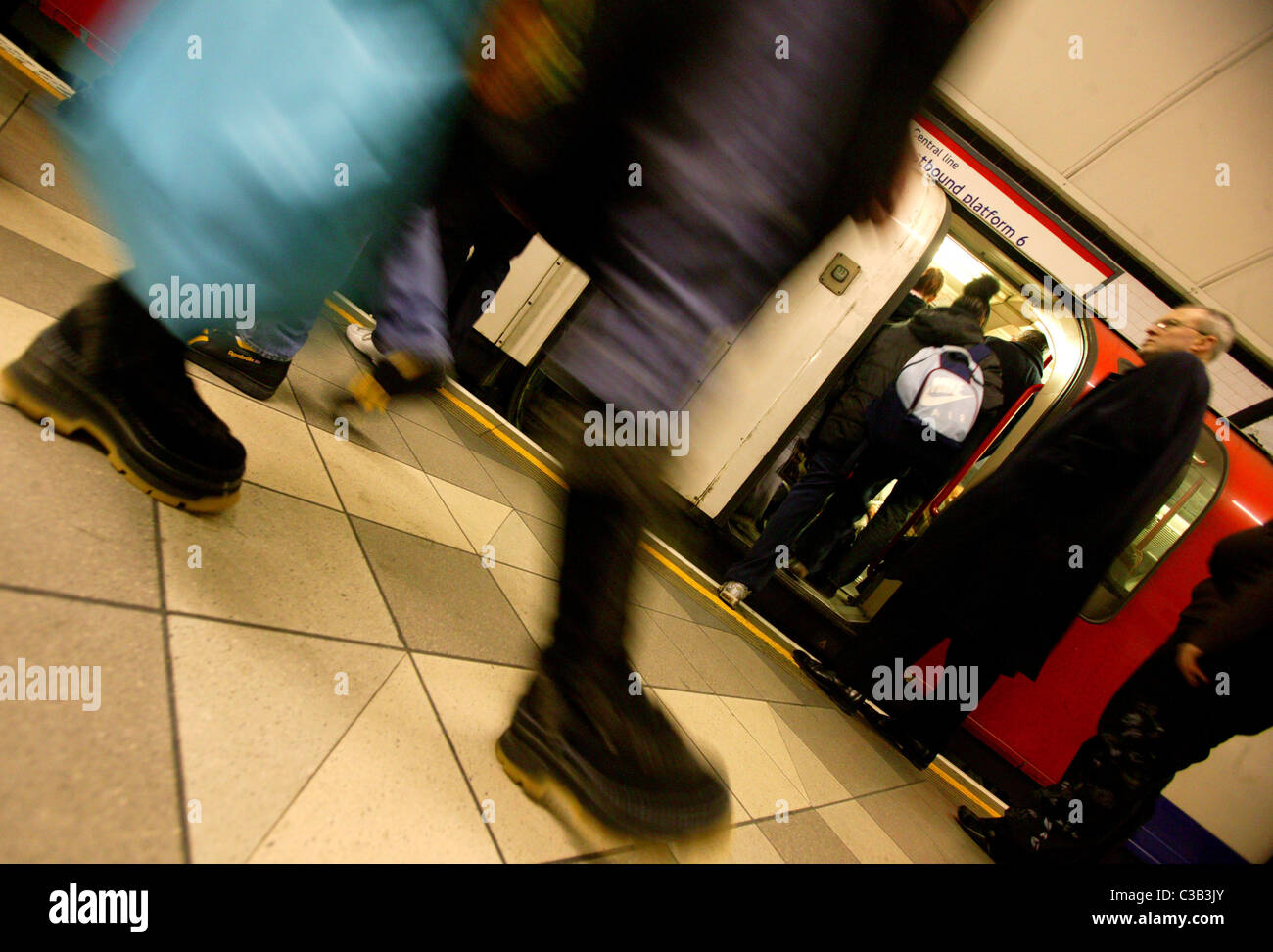Passengers boarding a London Underground central line train at Bank ...