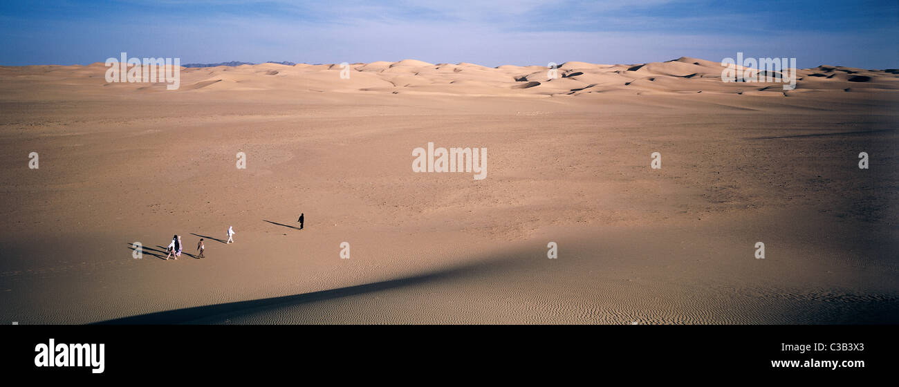 Niger, Sahara, Tenere desert, hiking in the sand dunes of the Tenere ...