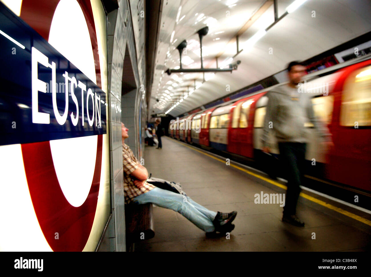 People getting off a train at Euston underground station in London ...