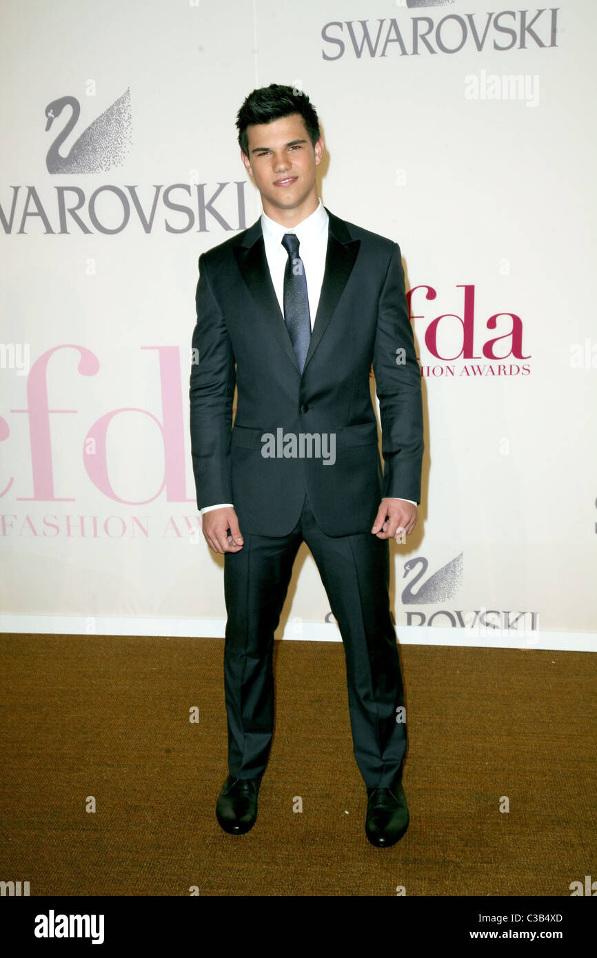 Taylor Lautner at the 2009 CFDA Fashion Awards at Alice Tully Hall ...