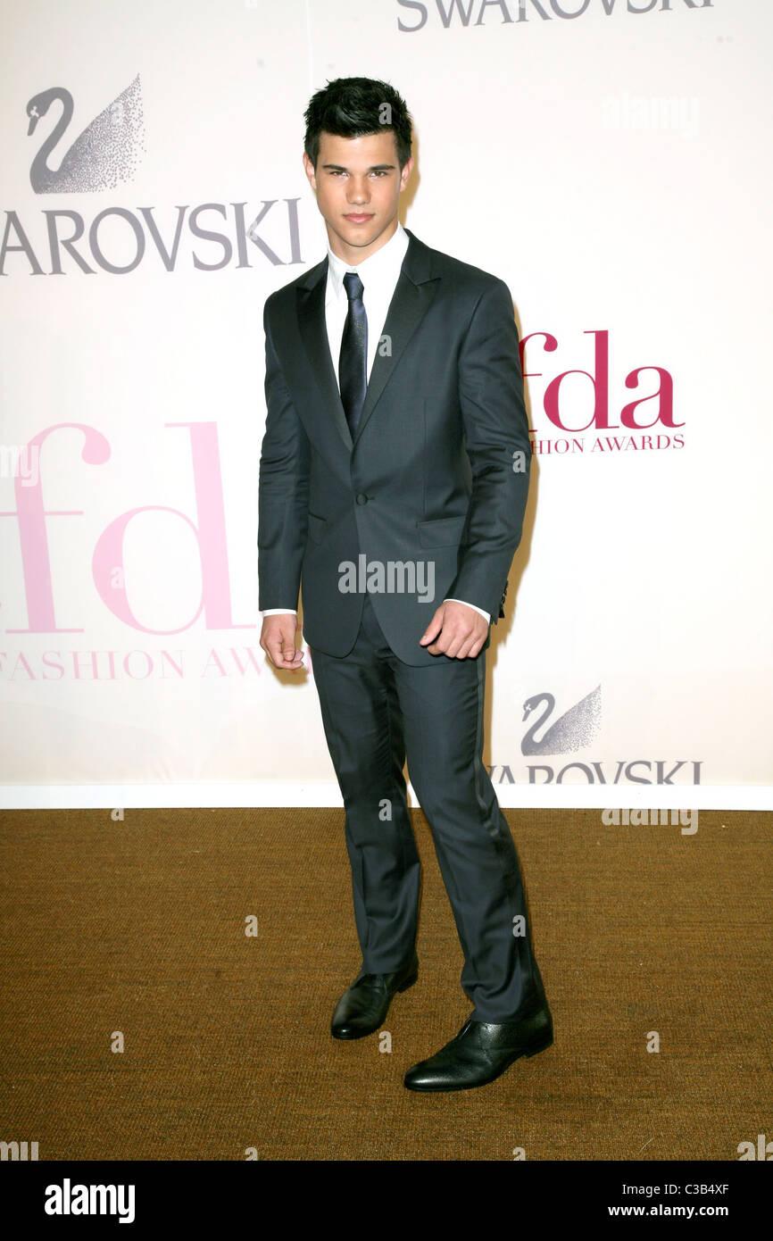 Taylor Lautner at the 2009 CFDA Fashion Awards at Alice Tully Hall ...